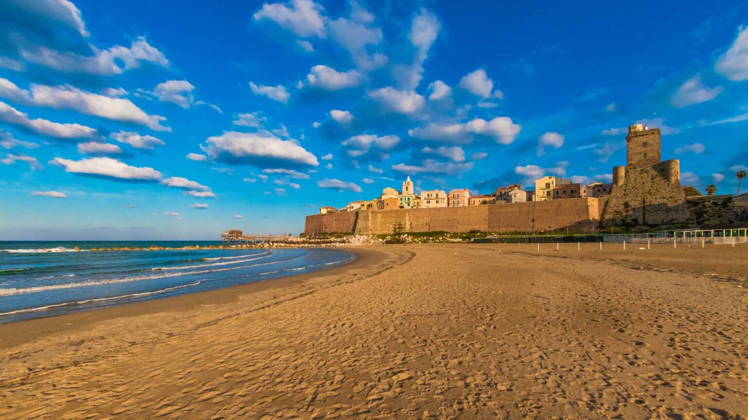 Escursione a Termoli: il borgo antico e le spiagge più belle ...